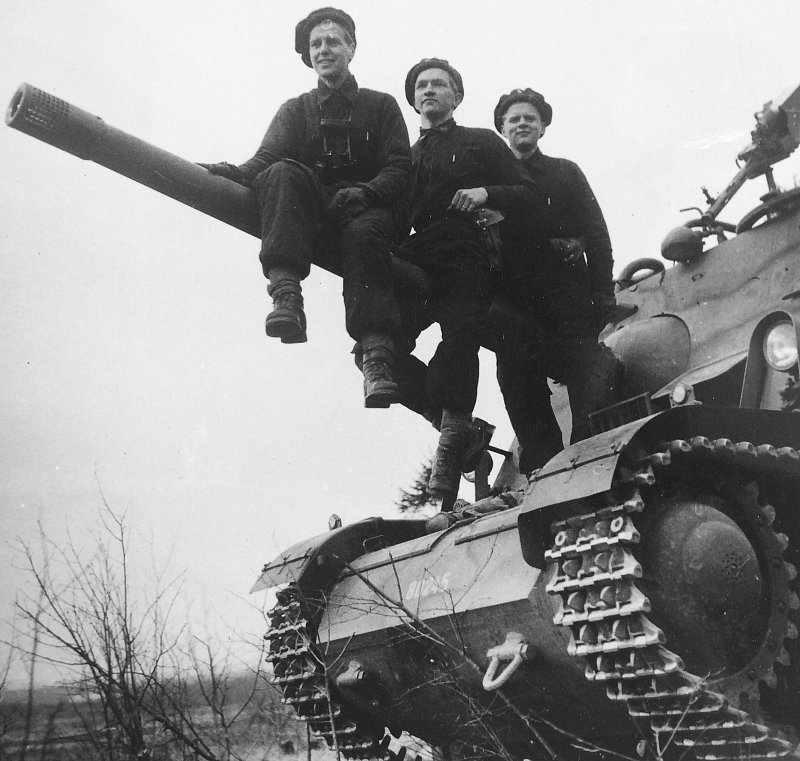 Besättning på eldröret till pvkv m/43, Kråk, april 1946 - Bilder ur ...