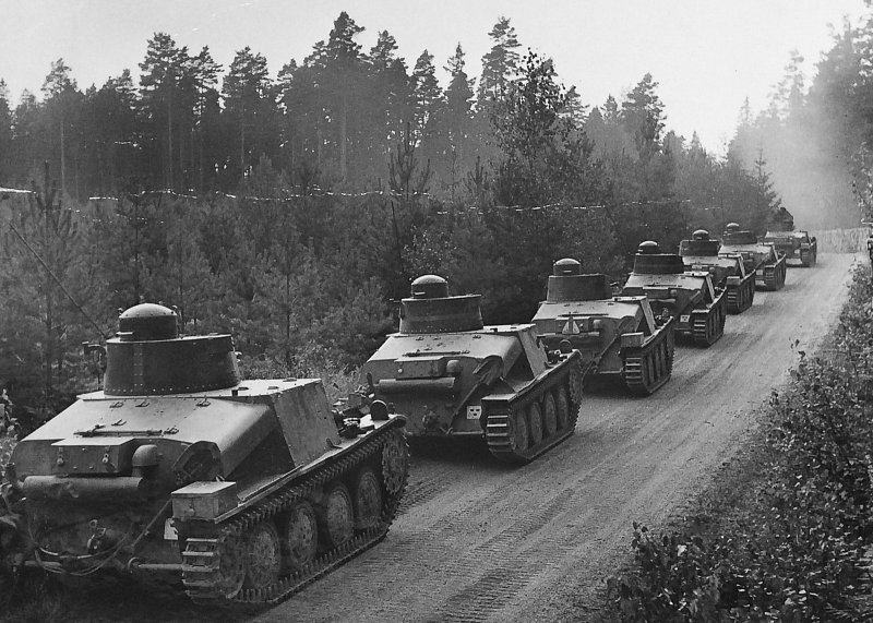 Lansvägsförflyttning med strv m/37 ur I 10/P 3, augusti 1942 - Bilder ...